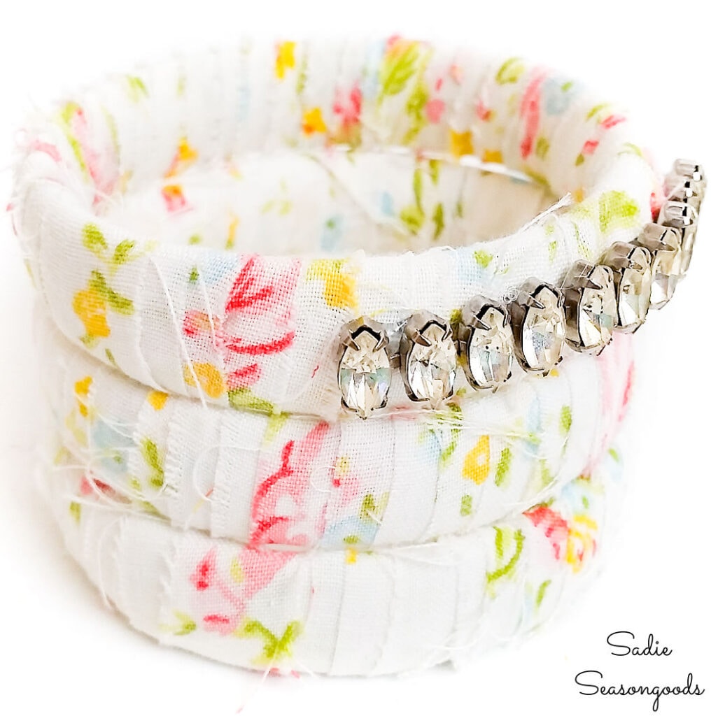 Fabric Bracelets from a Vintage Sheet: Easy Thrift Store Upcycle!