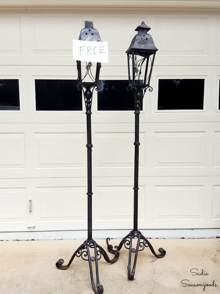 Halloween Lamp Post for Hitchcock-Inspired Porch Decor!