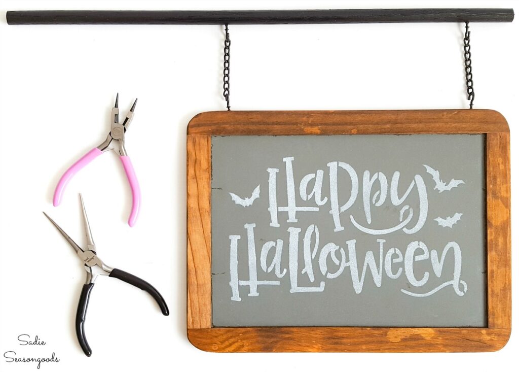 Halloween Lamp Post for Hitchcock-Inspired Porch Decor!