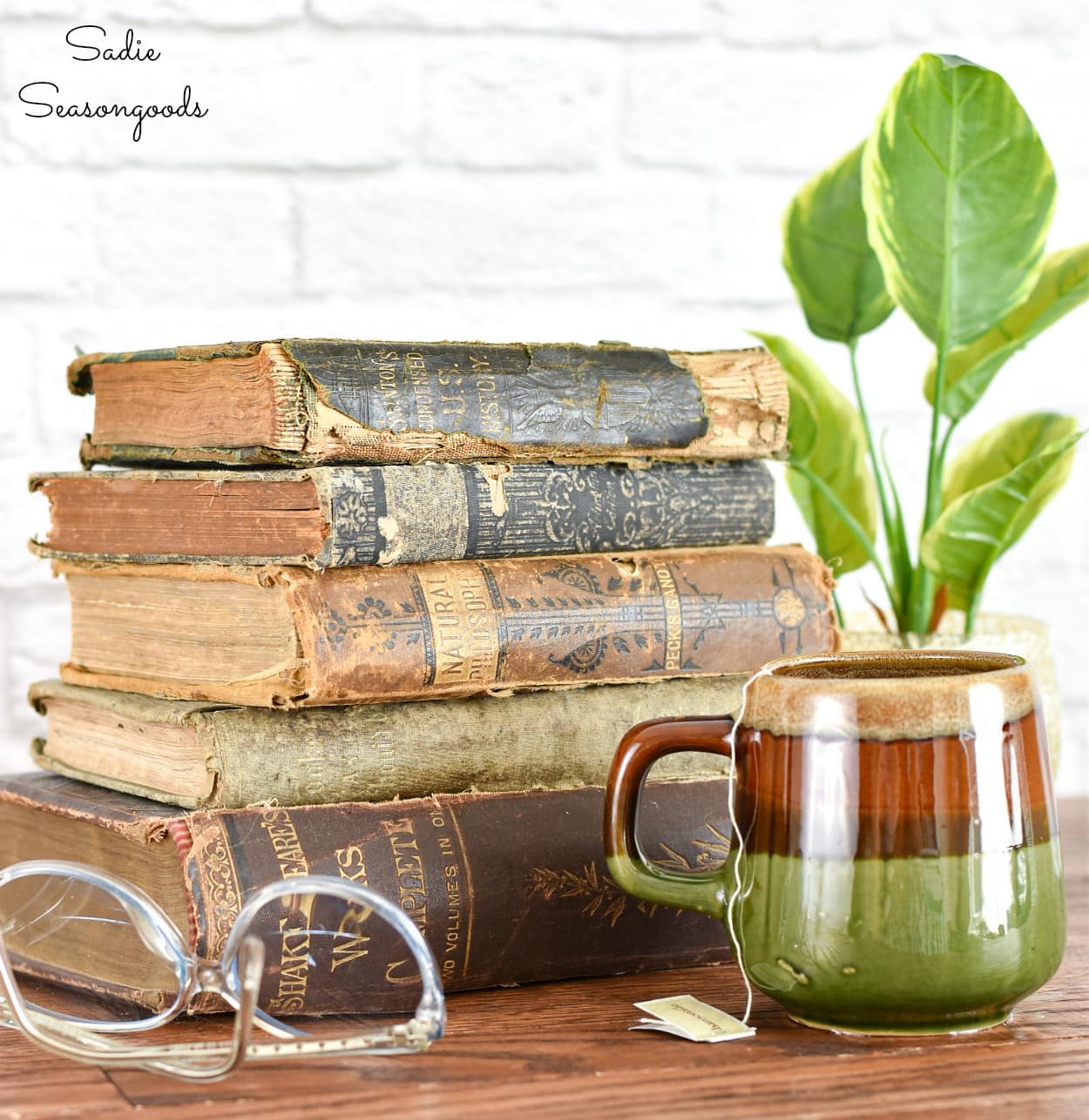 30+ Upcycling Ideas for Old Books and Repurposed Book Craft Projects